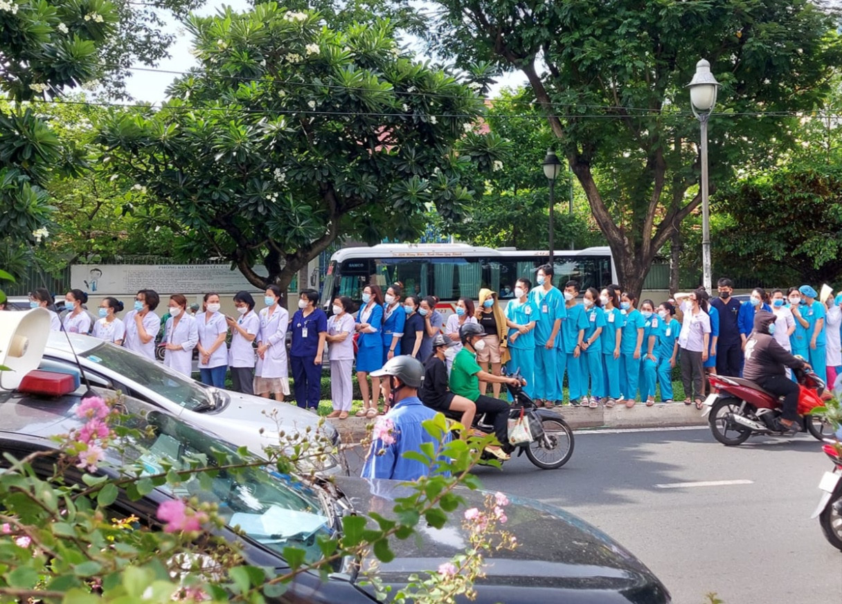 Hàng dài đồng nghiệp, bệnh nhân đưa tiễn bác sĩ Nguyễn Hữu Phúc đoạn đường cuối