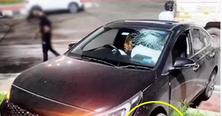 'Drift lỗi', Hyundai Verna rụng bánh sau khi mất lái tông vào dải phân cách