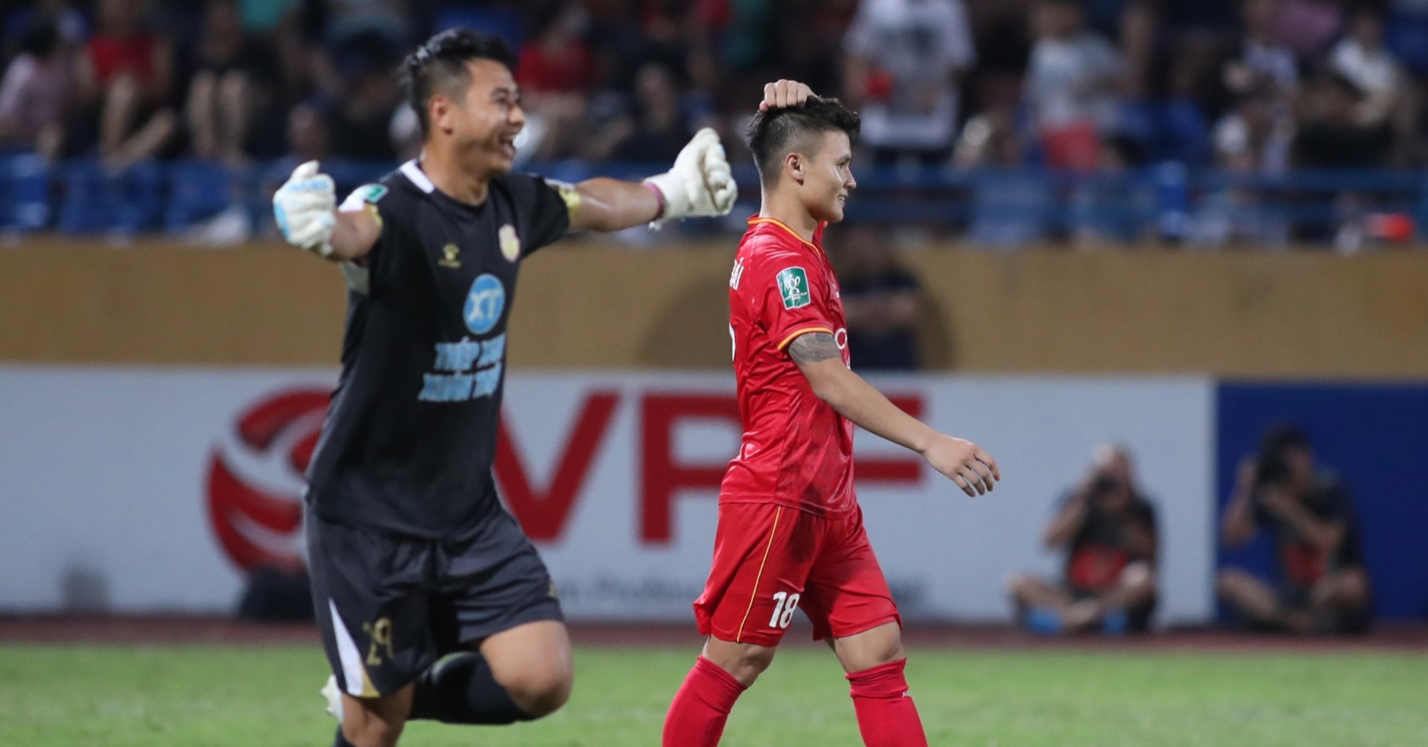 Thủ môn 'vô danh' khiến dàn sao CAHN Quang Hải, Văn Thanh 'ôm hận'