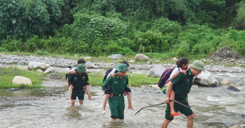 Bộ đội biên phòng Bản Lầu dạy bơi cho trẻ em