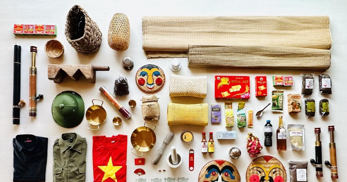 Vietnamese send paper-horse votive to tourist who returns to France