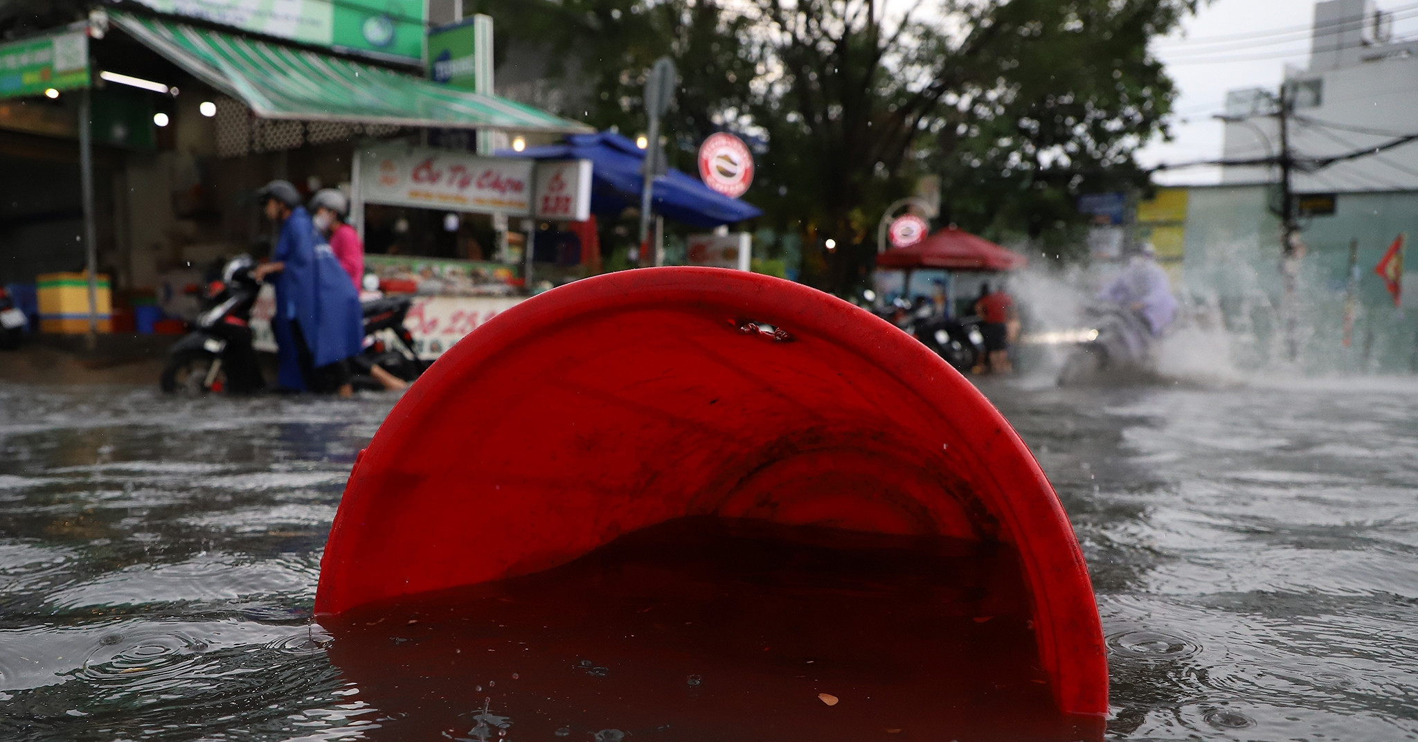 Dòng nước đen ngòm trên nhiều tuyến đường TP.HCM sau mưa lớn