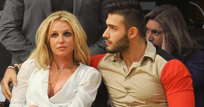 Chồng kém 13 tuổi bất ngờ đệ đơn ly hôn Britney Spears