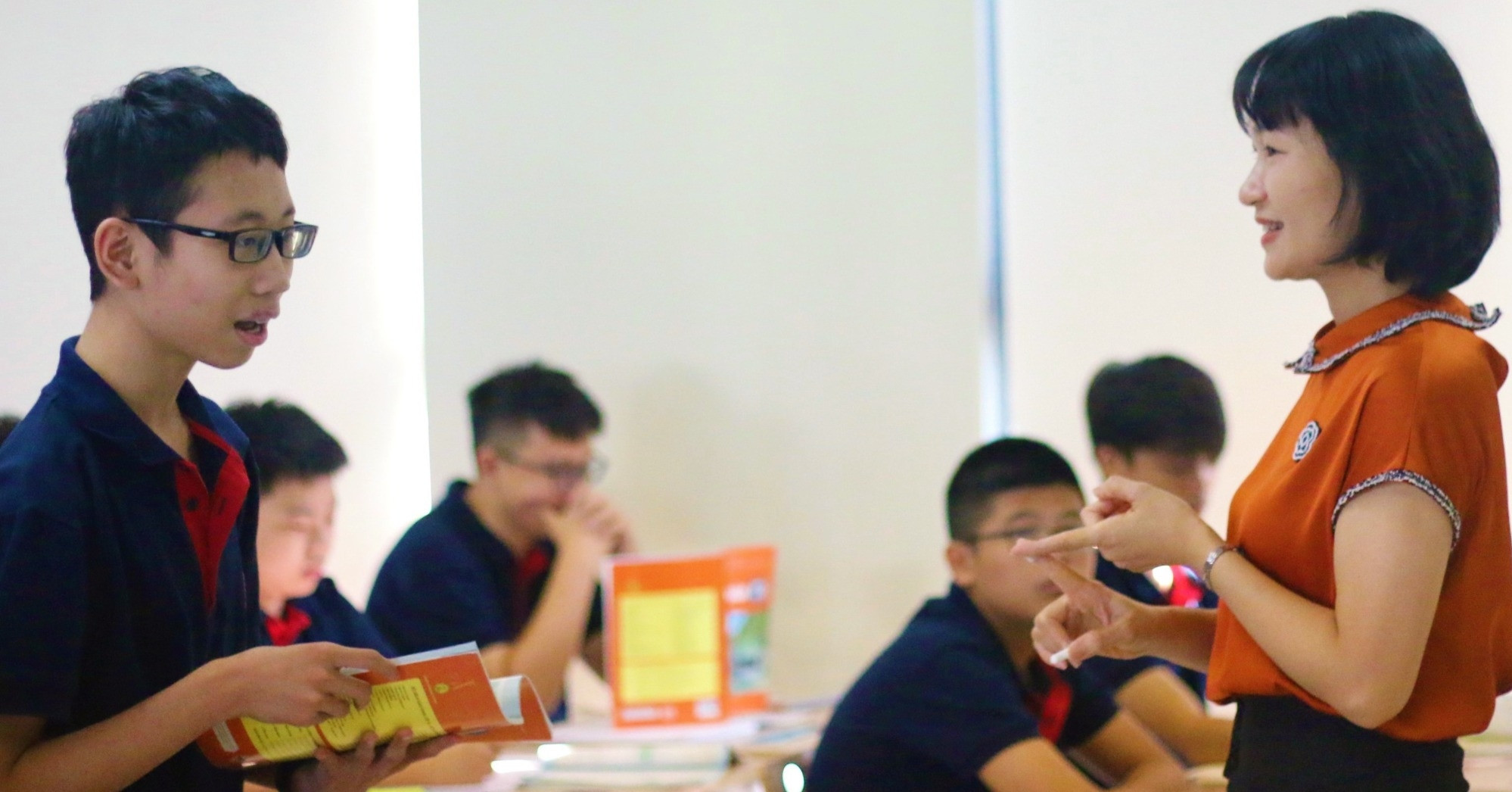 Sách giáo khoa do Bộ Giáo dục biên soạn là rủi ro hay lợi ích?