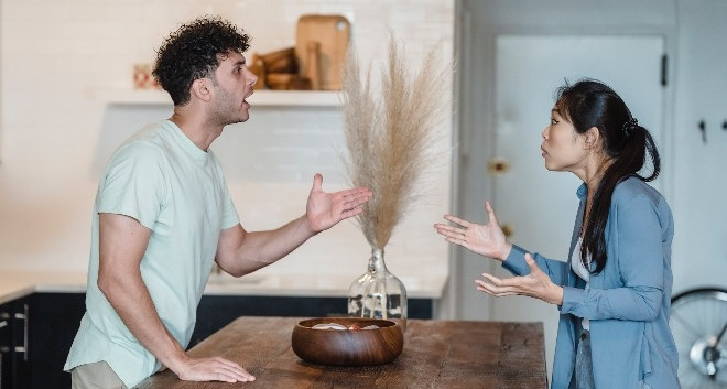 Đêm tân hôn, vợ tôi nổi cáu khi cầm tờ giấy mẹ chồng đưa