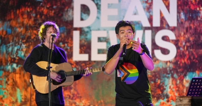 Siêu sao Australia Dean Lewis song ca cùng vé vàng Vietnam Idol