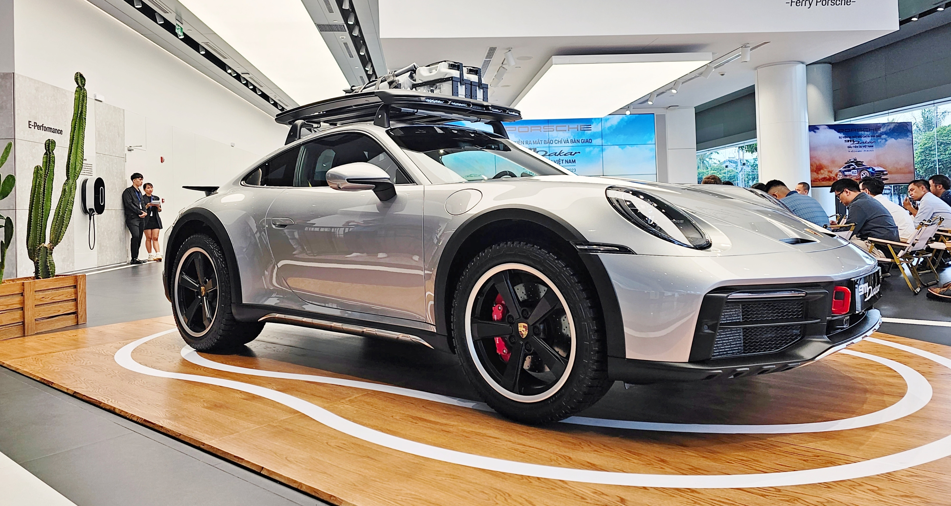 Đại gia Hải Phòng tậu siêu xe Posrche 911 Dakar đầu tiên, giá gần 16 tỷ ...