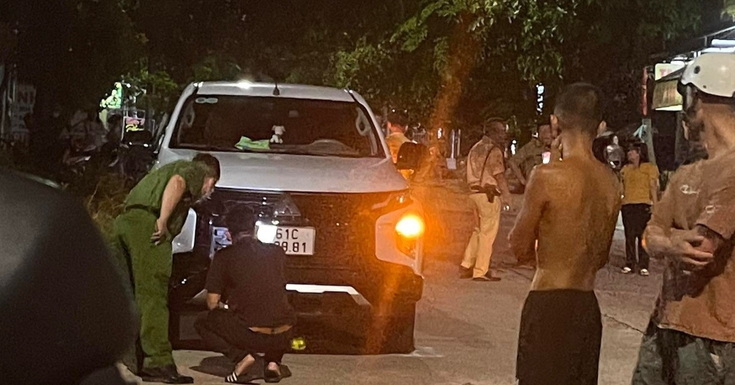 Bé trai 17 tháng tuổi bị ô tô nhà hàng xóm lùi cán tử vong thương tâm