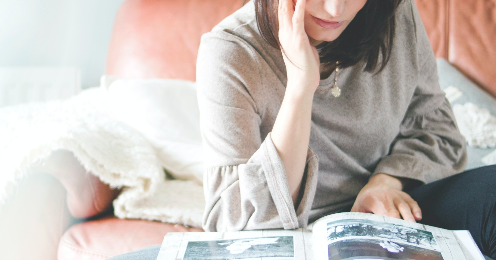 Bức ảnh rơi ra từ tủ sách nhắc nhớ những ngày cùng đám bạn đi chăn bò