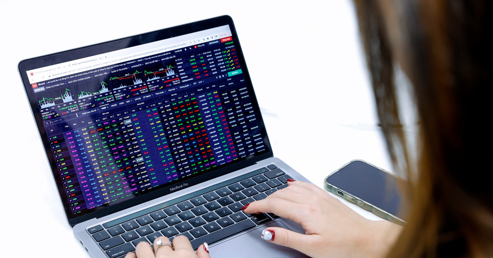 VN Index exceeds 1,200 points, bank shares rise