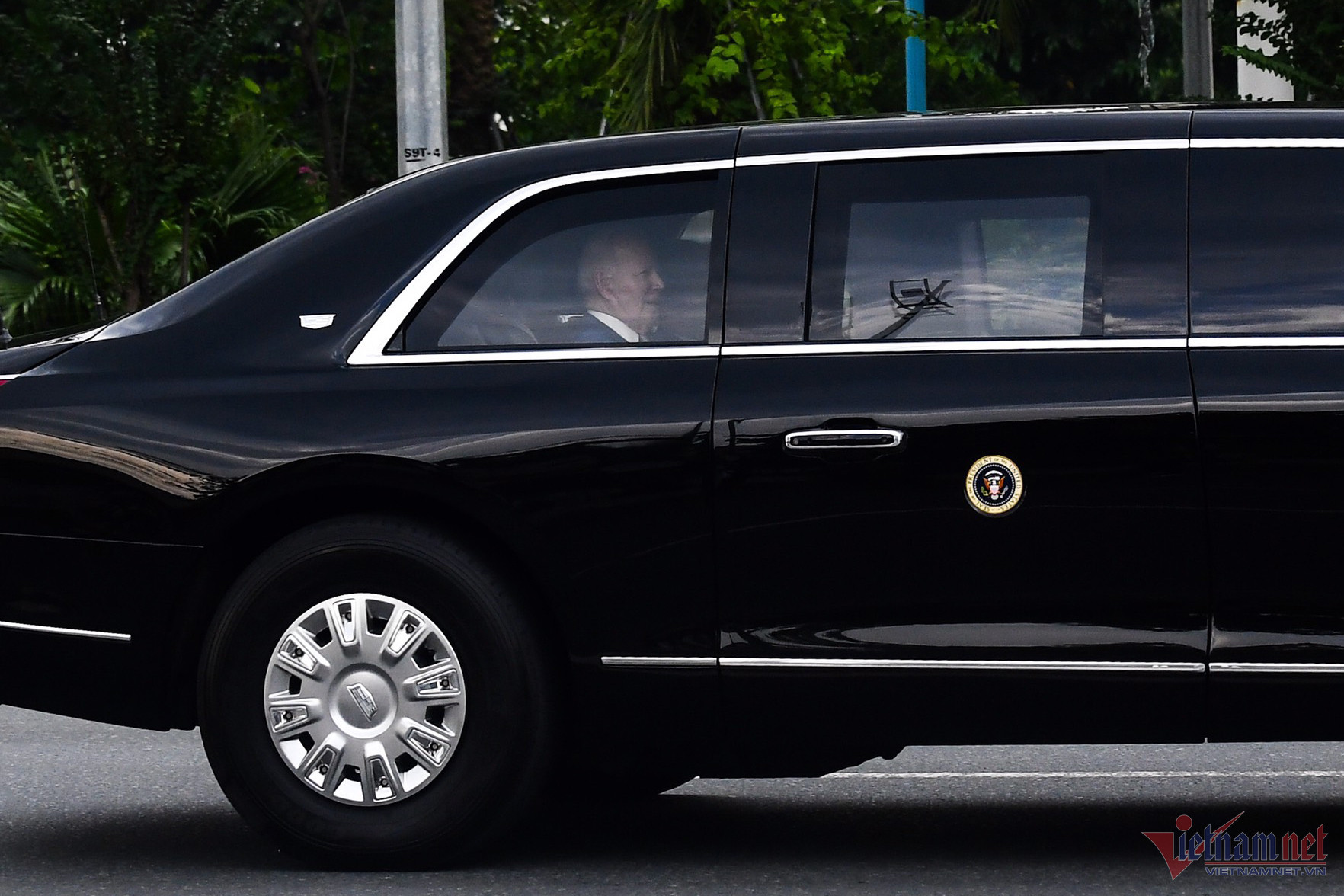 Cận cảnh đoàn xe chở Tổng thống Mỹ Joe Biden