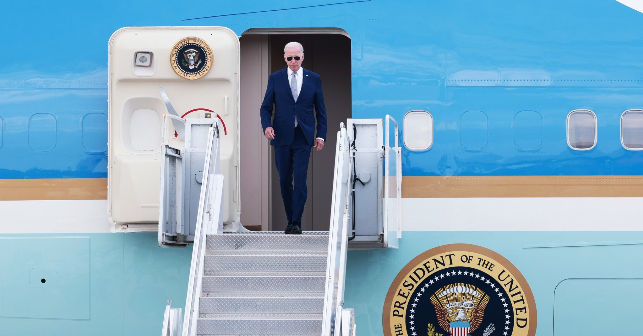 US President arrives in Hanoi, starting State visit to Vietnam