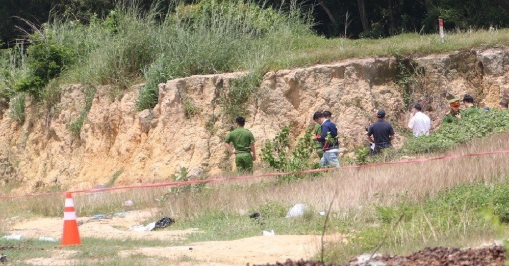 Thi thể nam giới cháy đen tại bãi đất trống ở Bình Dương