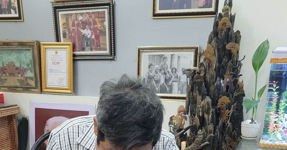 The craftsman who devotes his life to woven paintings of Uncle Ho