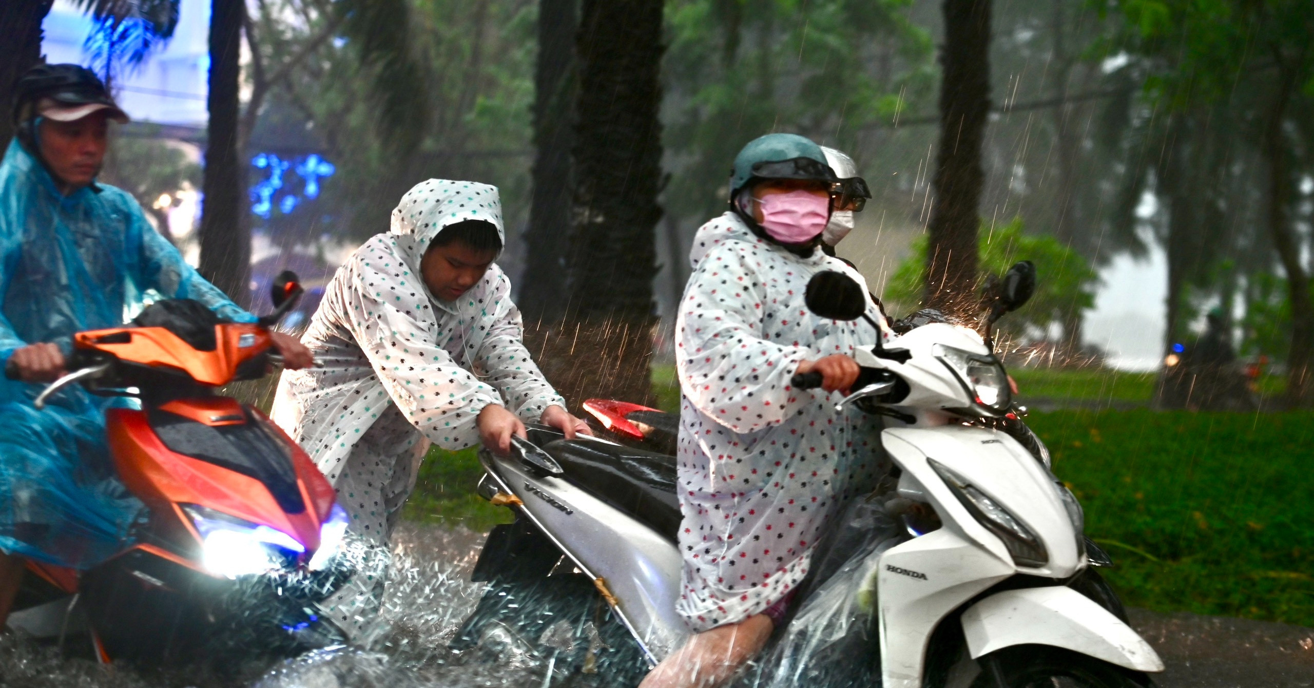 Các ngả đường TP.HCM thành 'sông' sau trận mưa lớn