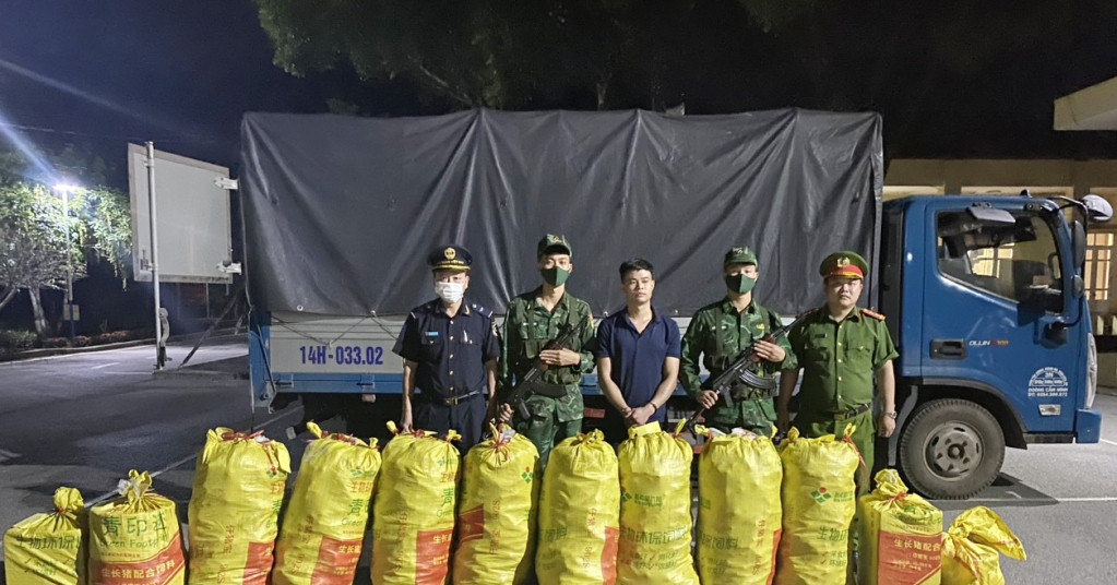 Bắt nam thanh niên chở hơn 3 tạ pháo lậu