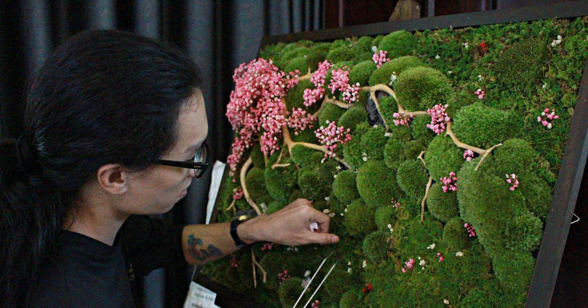 Man grows moss for painting, makes tens of millions of dong a month