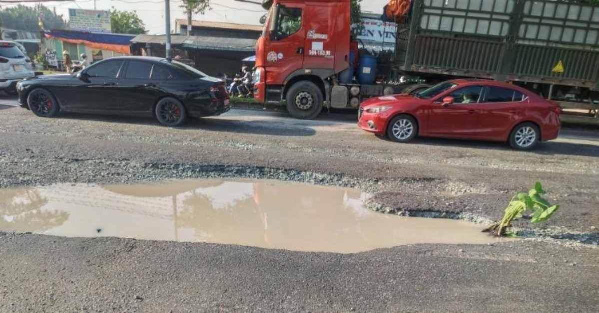 Đại lộ Nguyễn Văn Linh chi chít hố sâu như 'bẫy tử thần'