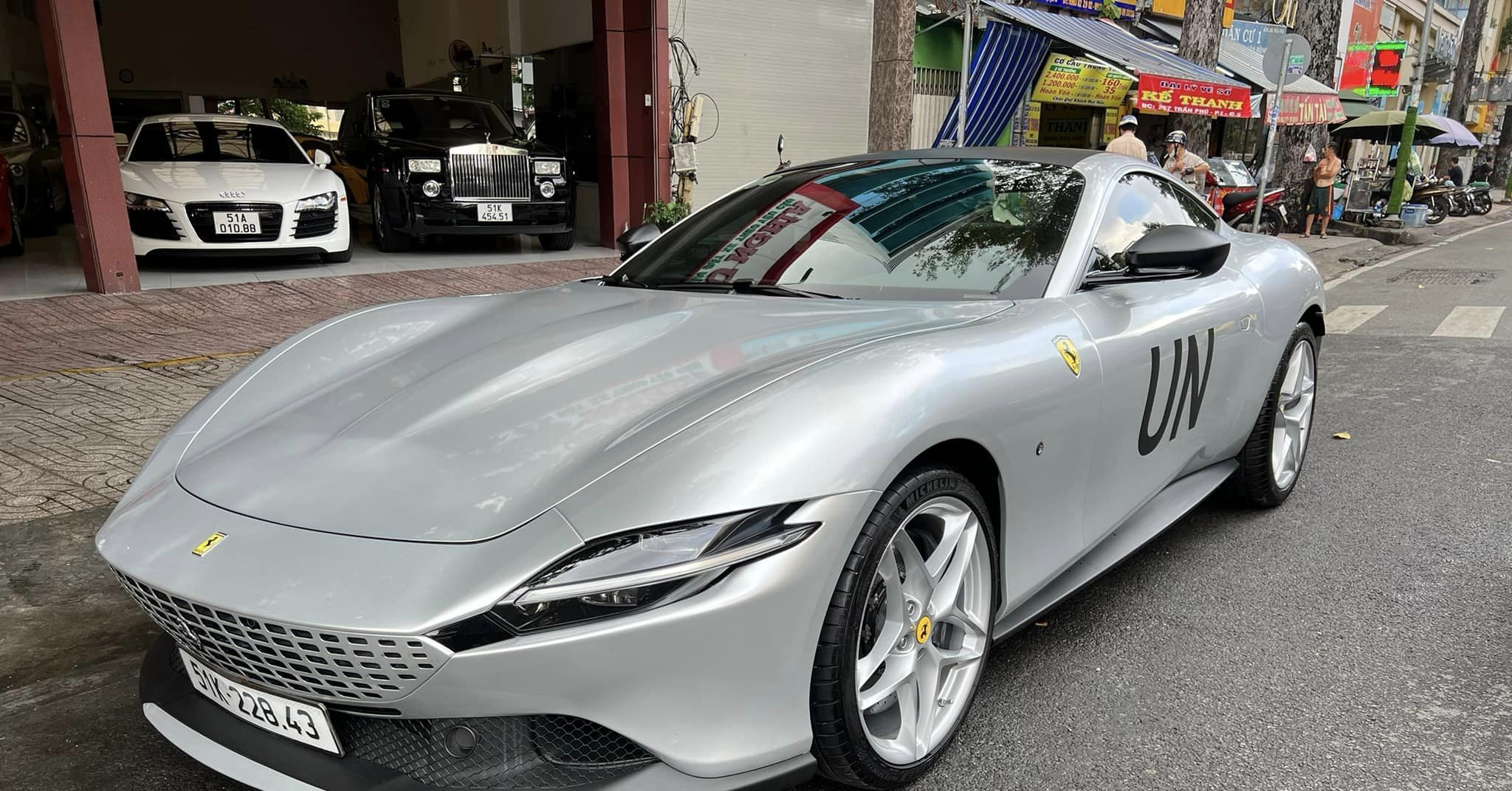 Siêu xe Ferrari Roma của ông Đặng Lê Nguyên Vũ bất ngờ xuất hiện trên phố