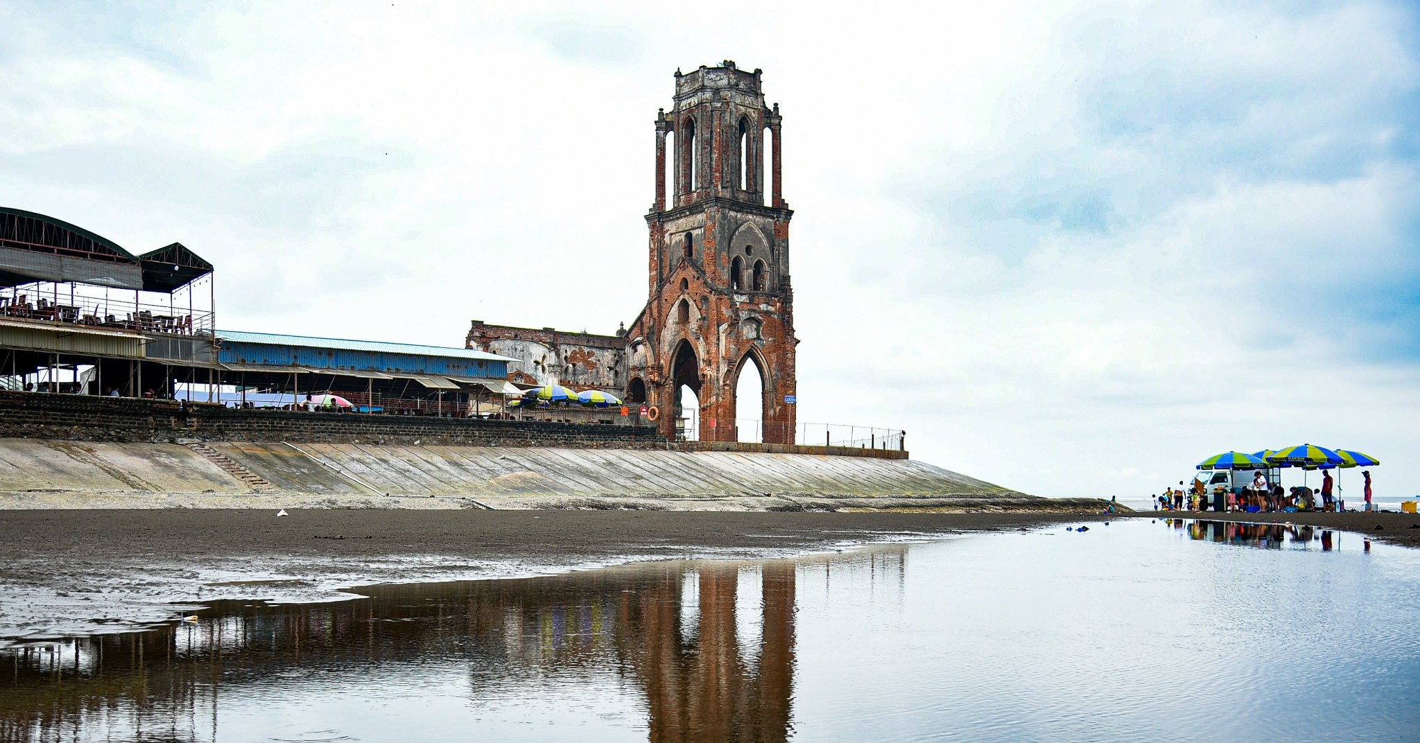 Cảnh báo mất an toàn tại điểm du lịch tự phát Nhà thờ đổ Nam Định