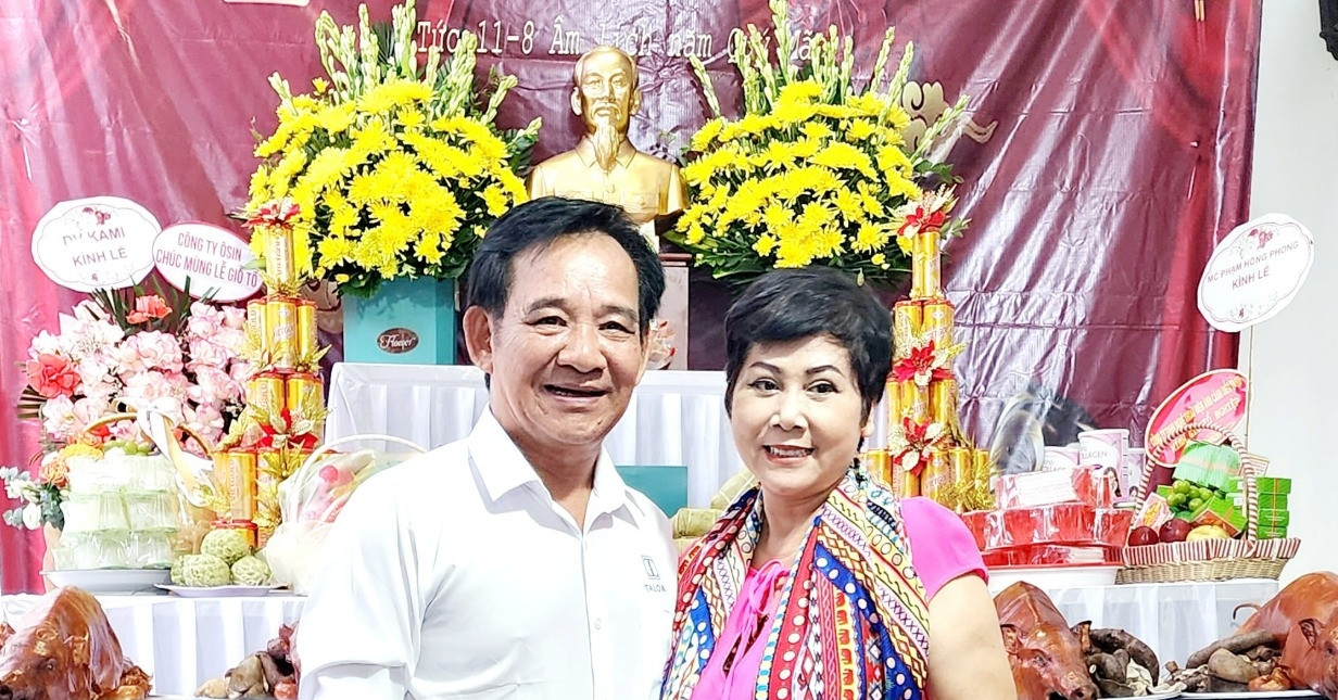 NSND Minh Hằng hồ hởi cùng Quang Tèo mừng ngày giỗ Tổ sân khấu