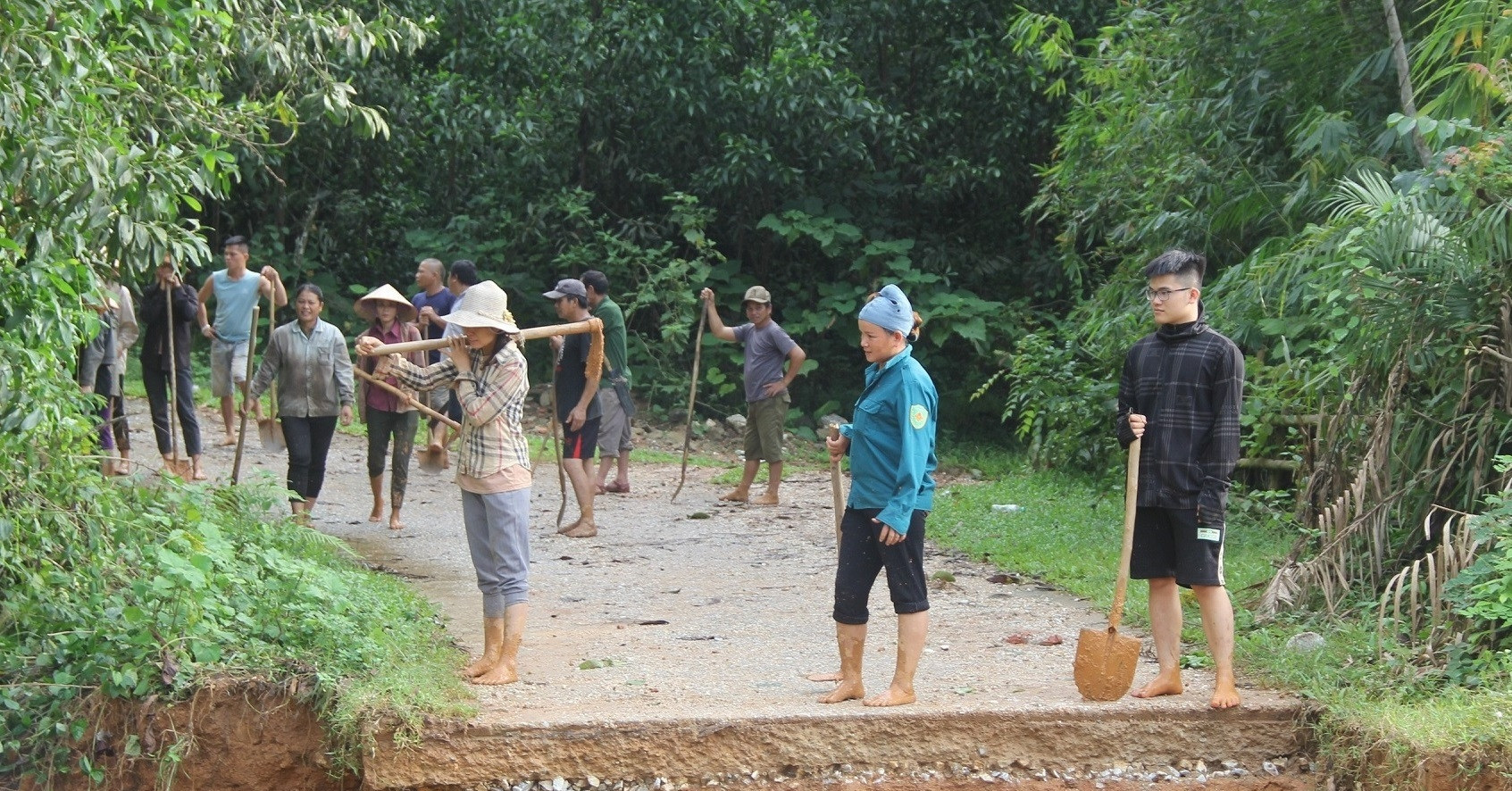 Đường đứt gãy do lũ cuốn, hàng chục hộ dân ở Nghệ An bị cô lập