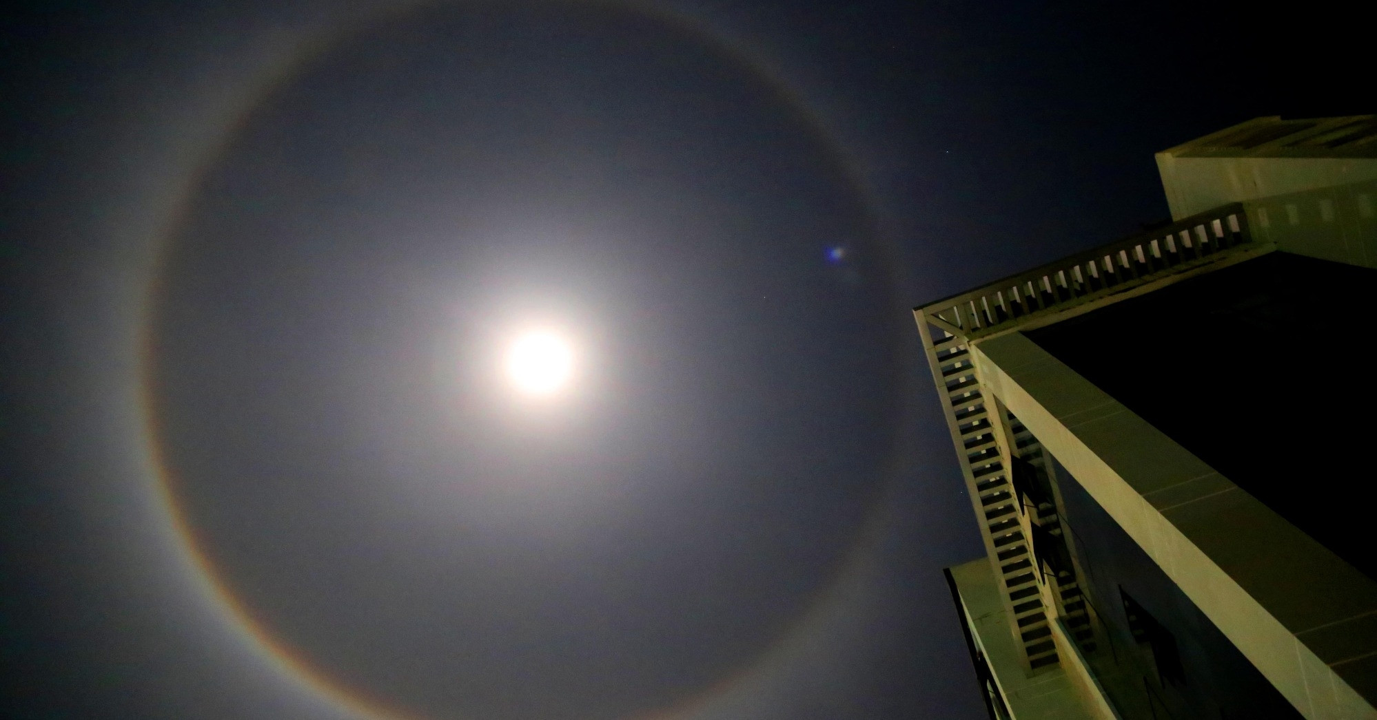 Hào quang xuất hiện quanh mặt trăng đêm Trung thu