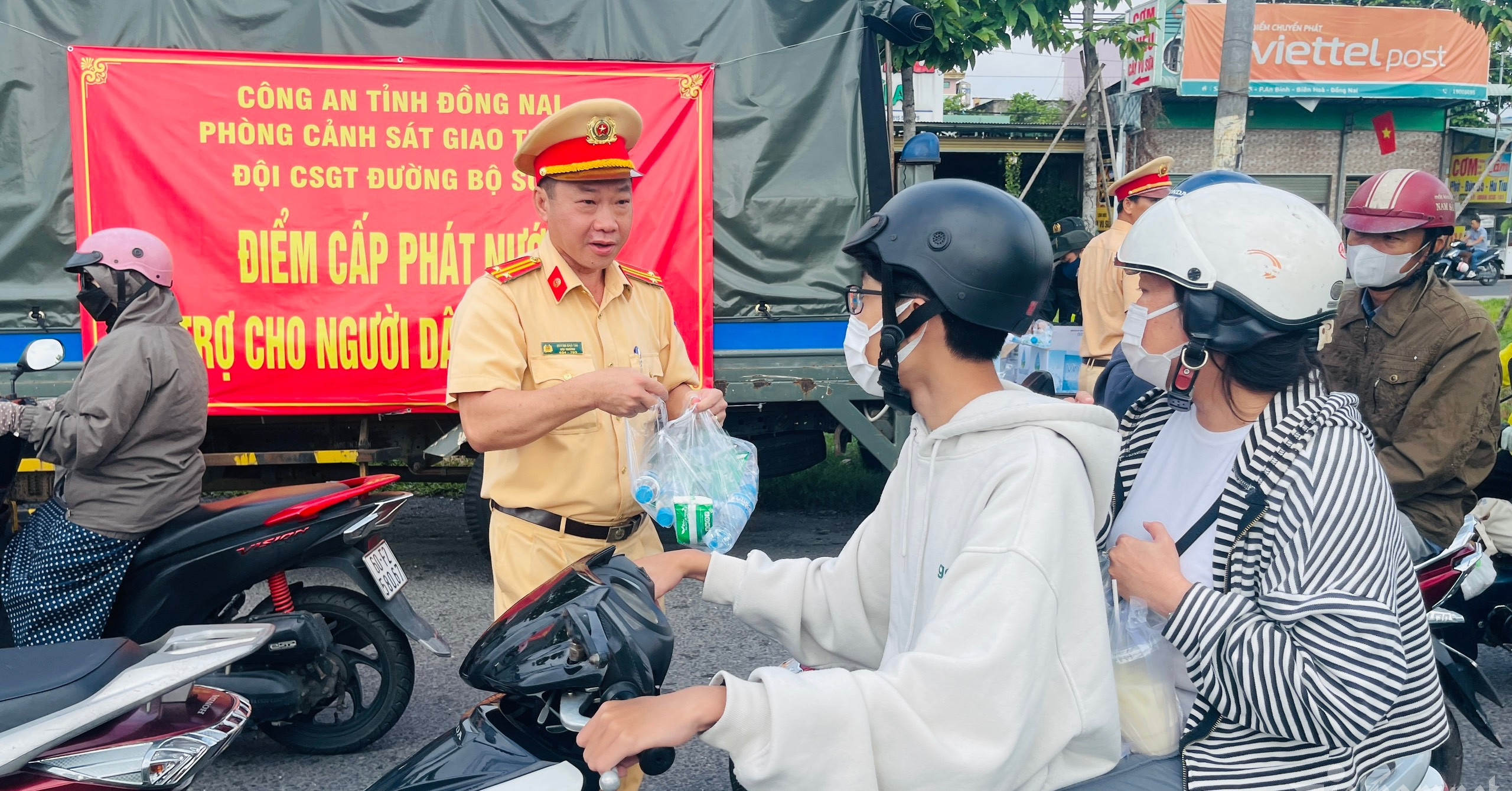 CSGT Đồng Nai tặng hơn 100.000 chai nước cho người đi đường
