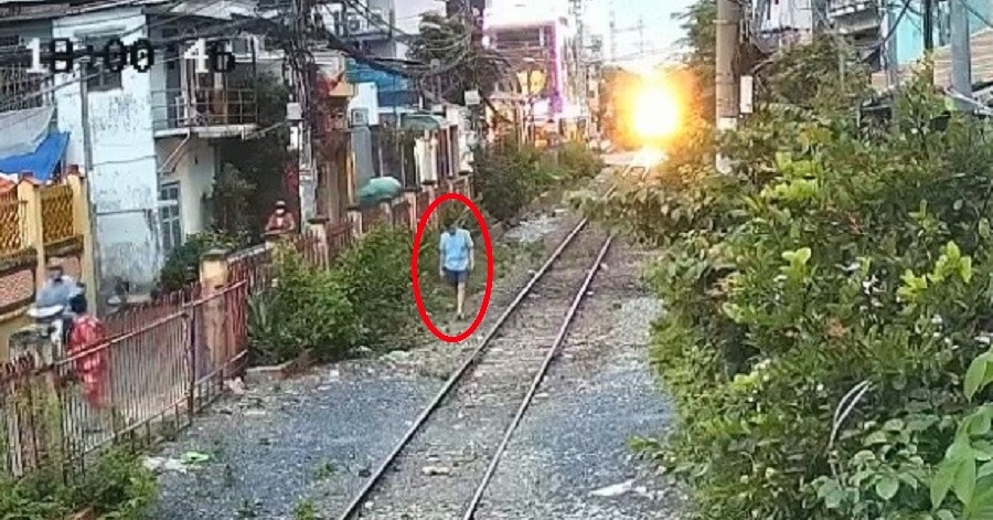 Lao ra đường ray, người đàn ông bị tàu hỏa đâm tử vong