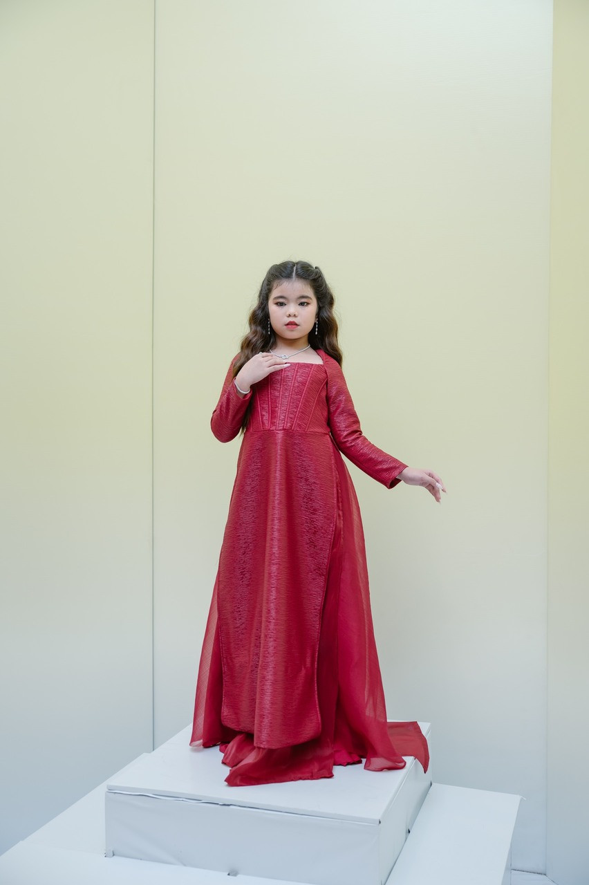 Người mẫu 10 tuổi Emily Huỳnh tự tin catwalk cùng Đàm Vĩnh Hưng
