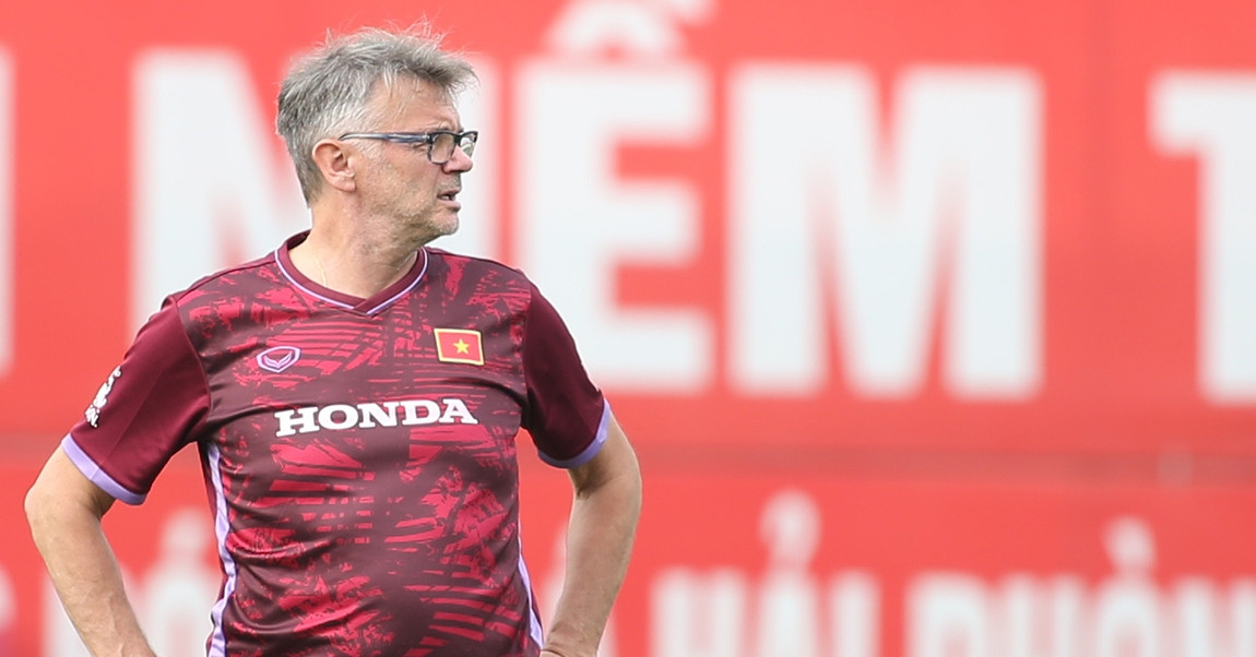 HLV Philippe Troussier đang rối với tuyển Việt Nam?