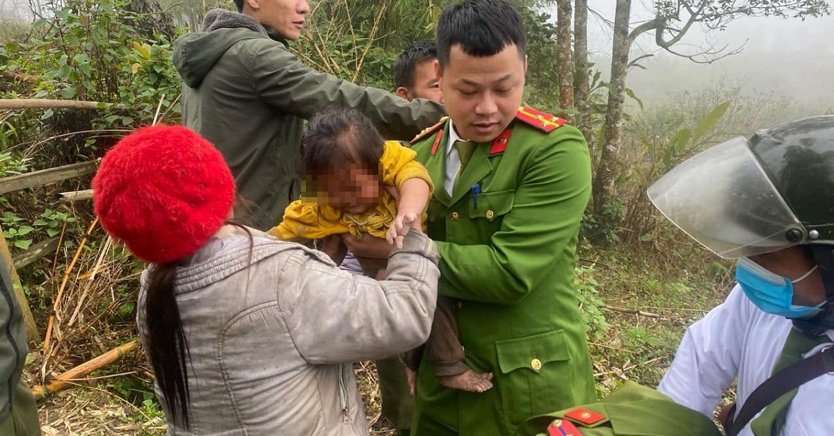 Tìm thấy bé gái mất tích khi đang bò trong rừng rậm ở Nghệ An