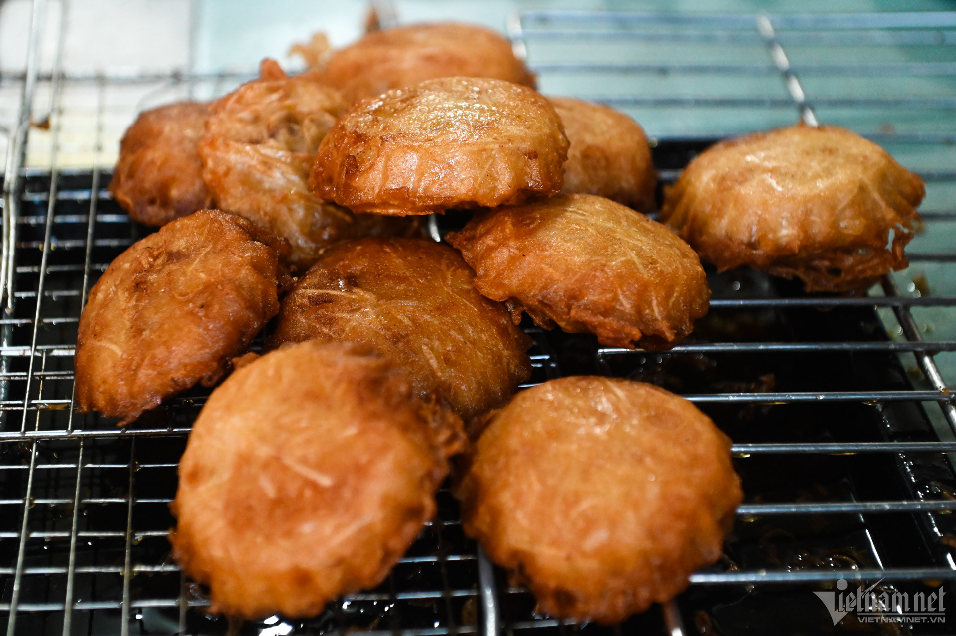 Quán bánh áp chao Cao Bằng lạ miệng, khách đông nườm nượp, bán 2 tiếng ...