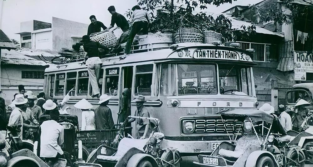 Tết về, nhớ những chuyến xe ken đặc người, mỗi lần qua ổ gà xóc lên xóc ...