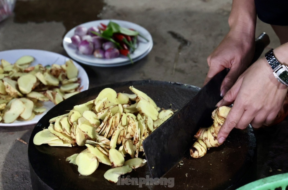 Vu Dai villagers braise fish in clay pots for Tet treat