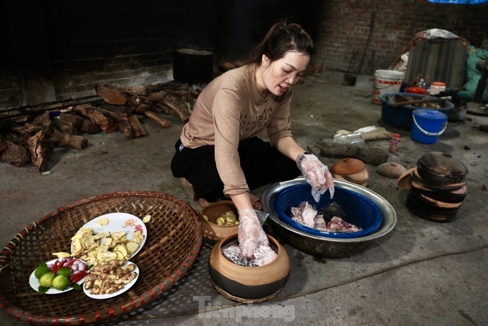 Vu Dai villagers braise fish in clay pots for Tet treat