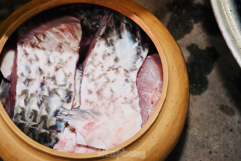 Vu Dai villagers braise fish in clay pots for Tet treat