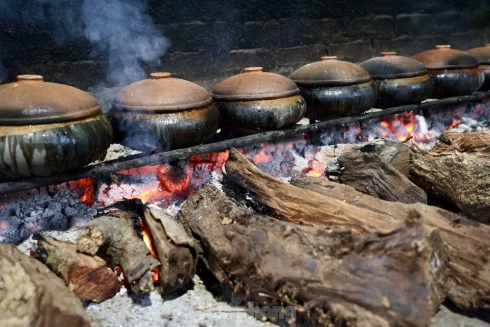 Vu Dai villagers braise fish in clay pots for Tet treat