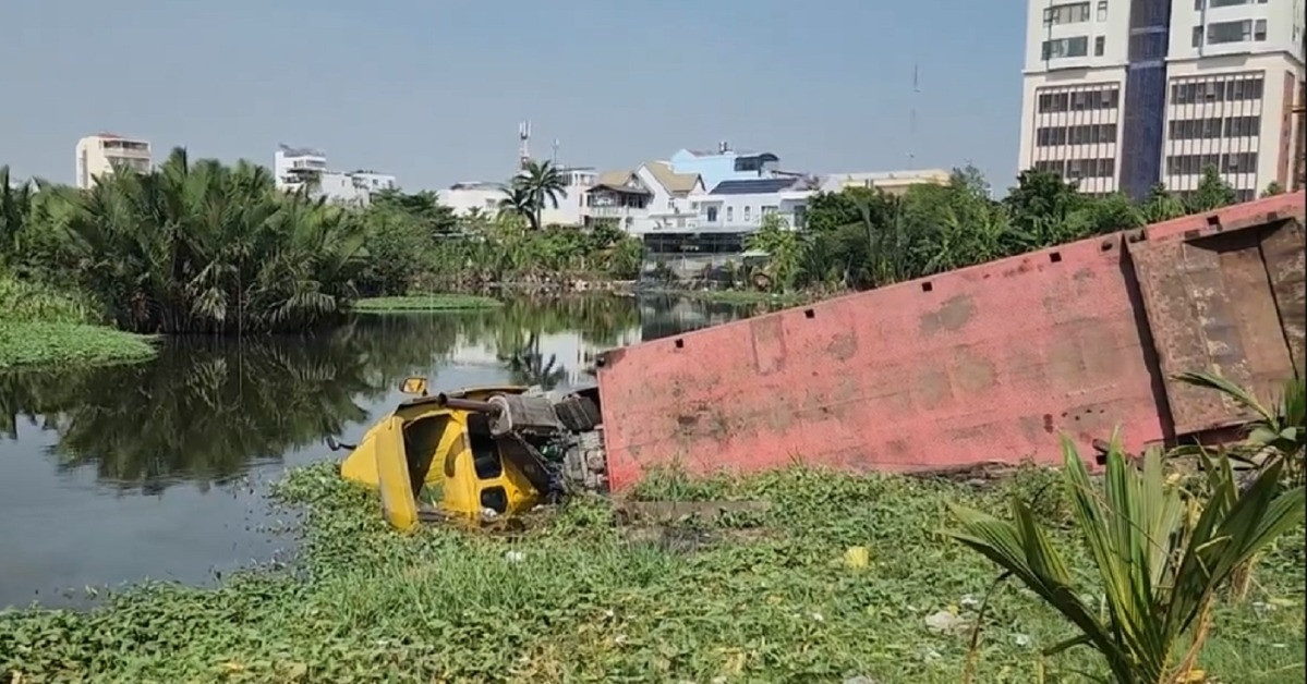 Tai nạn xe container chở cuộn thép 20 tấn lao xuống hồ nước bên đại lộ ...