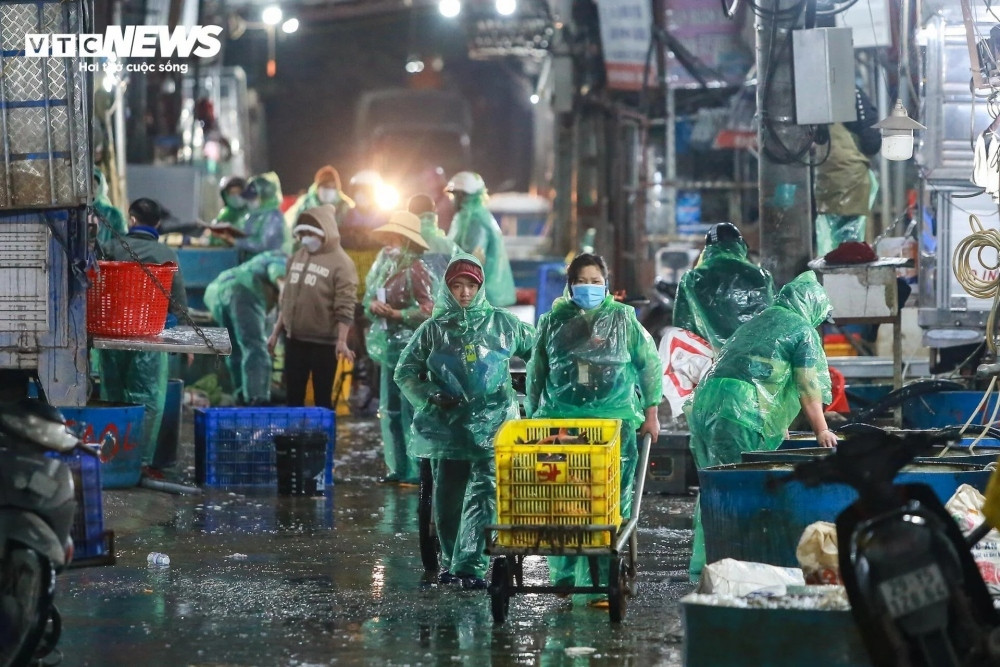 Traders in Yen So fish market make a living on freezing cold nights