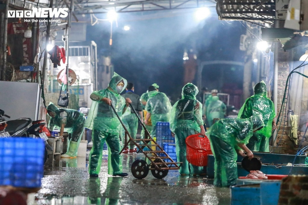 Traders in Yen So fish market make a living on freezing cold nights