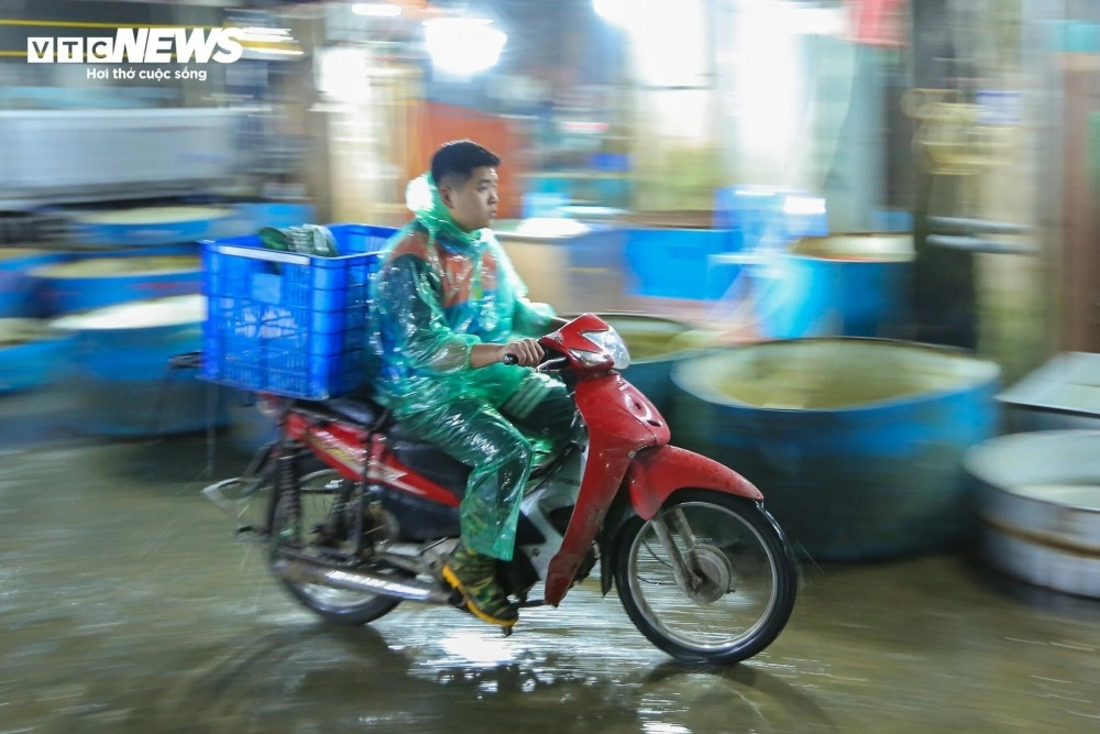 Traders in Yen So fish market make a living on freezing cold nights