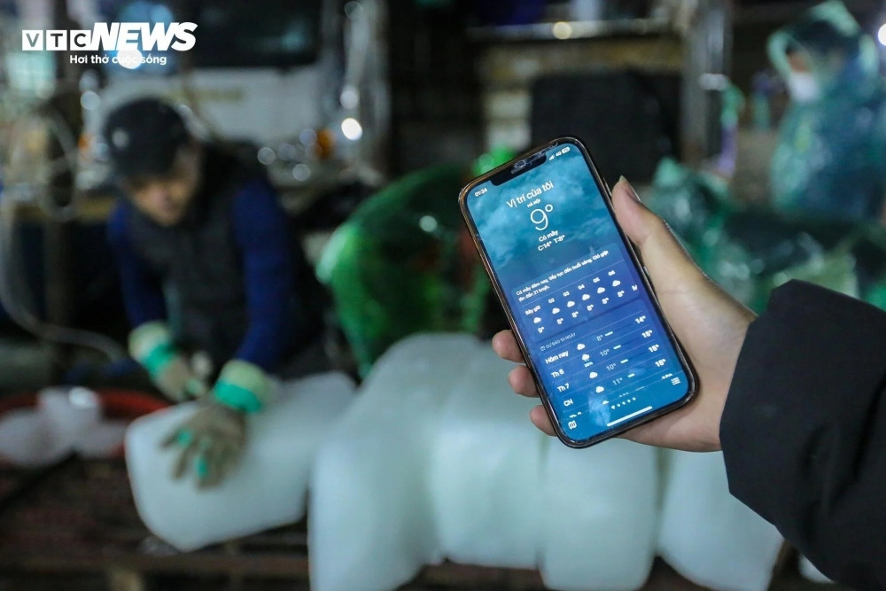 Traders in Yen So fish market make a living on freezing cold nights