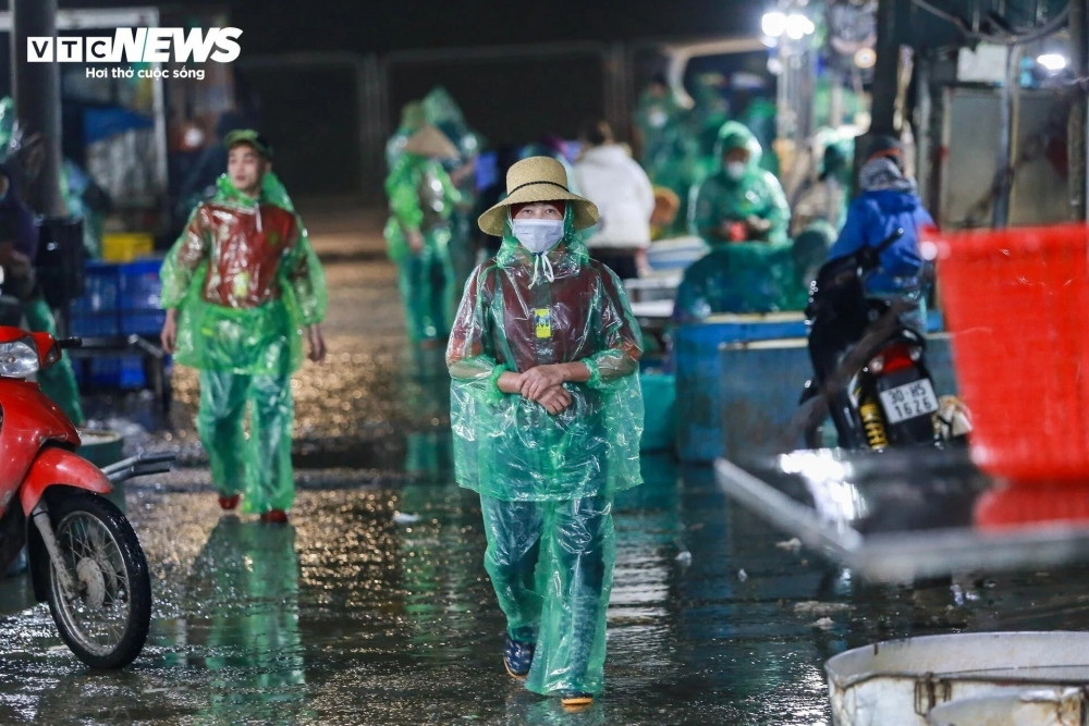 Traders in Yen So fish market make a living on freezing cold nights