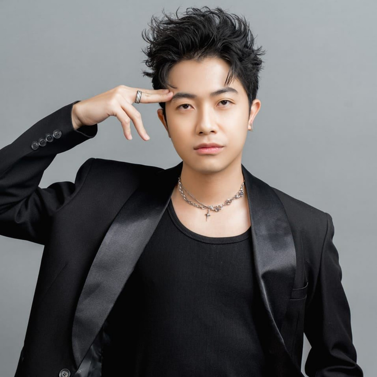 Cris Phan ‘2 ngày 1 đêm’ bất ngờ được trao giải cống hiến