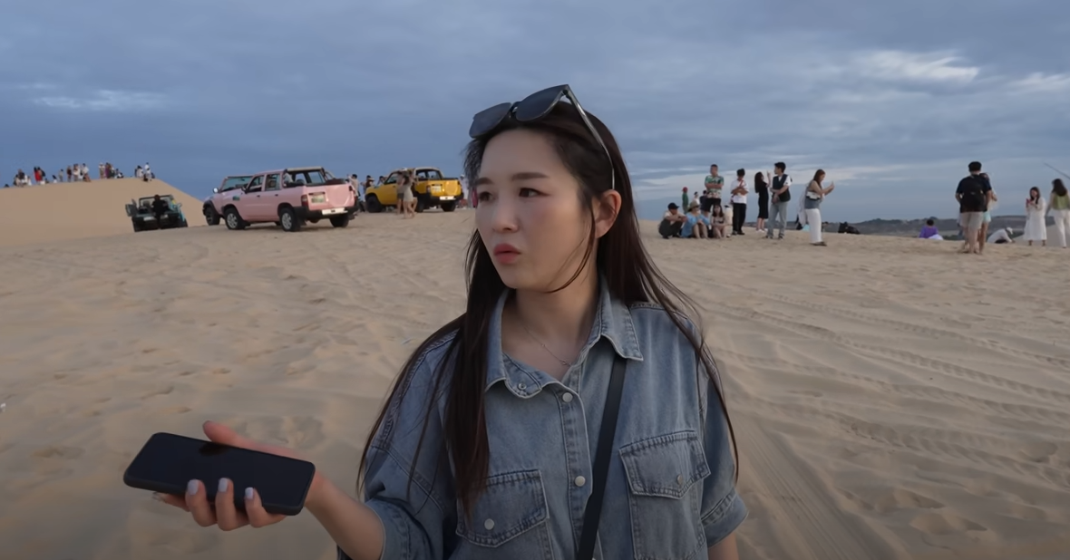Korean YouTuber likes Mui Ne desert, enjoys banh xeo
