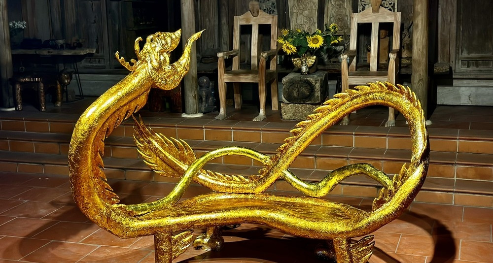 Chiêm ngưỡng ghế rồng dát 2.500 lá vàng giá 2 tỷ đồng