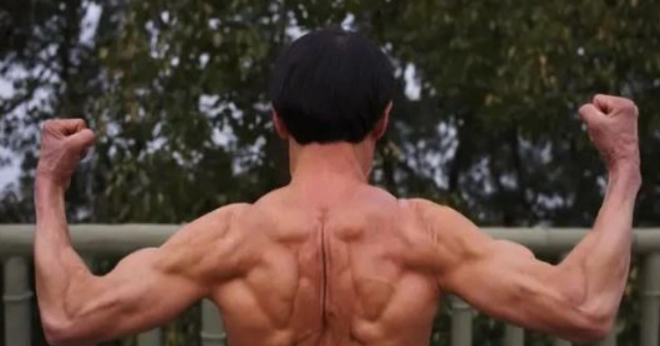 Cụ ông U80 có bụng 8 múi và cơ bắp cuồn cuộn, tóc đen như trai trẻ