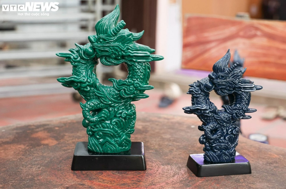 24k gold-plated dragon sculpture for Lunar New Year decoration