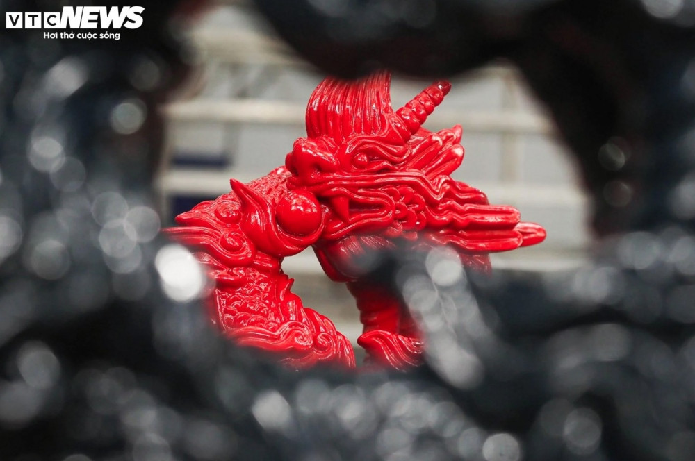 24k gold-plated dragon sculpture for Lunar New Year decoration